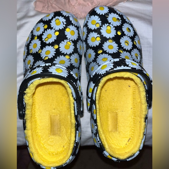 CROCS | Shoes | Lined Daisy Crocs Like New Only Worn A Couple Times ...